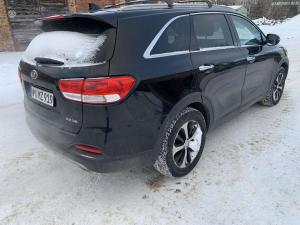 Black Kia Sorento 2017 in Utena, with an engine capacity of 3.34 L and mileage of 190 thousand km for 9999 €, photo 5 on AUTOMOTO.COM.LV