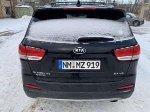 Black Kia Sorento 2017 in Utena, with an engine capacity of 3.34 L and mileage of 190 thousand km for 9999 €, photo 6 on AUTOMOTO.COM.LV