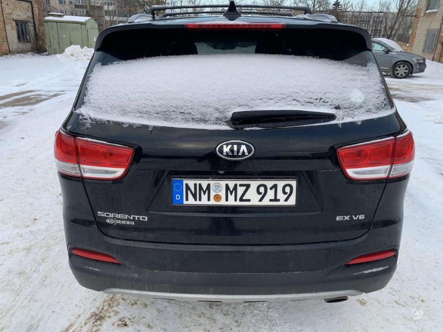 Black Kia Sorento 2017 in Utena, with an engine capacity of 3.34 L and mileage of 190 thousand km for 9999 €, photo 6 on AUTOMOTO.COM.LV