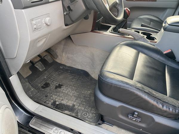 Black Kia Sorento 2004 in Tallinn, with an engine capacity of 0.00 L and mileage of 225 thousand km for 2999 €, photo 6 on AUTOMOTO.COM.LV