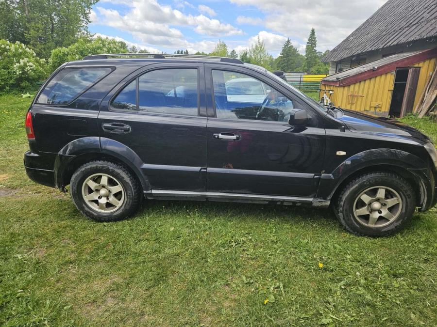 Black Kia Sorento 2005 in Rapla, with an engine capacity of 0.00 L and mileage of 272 thousand km for 1200 €, photo 10 on AUTOMOTO.COM.LV