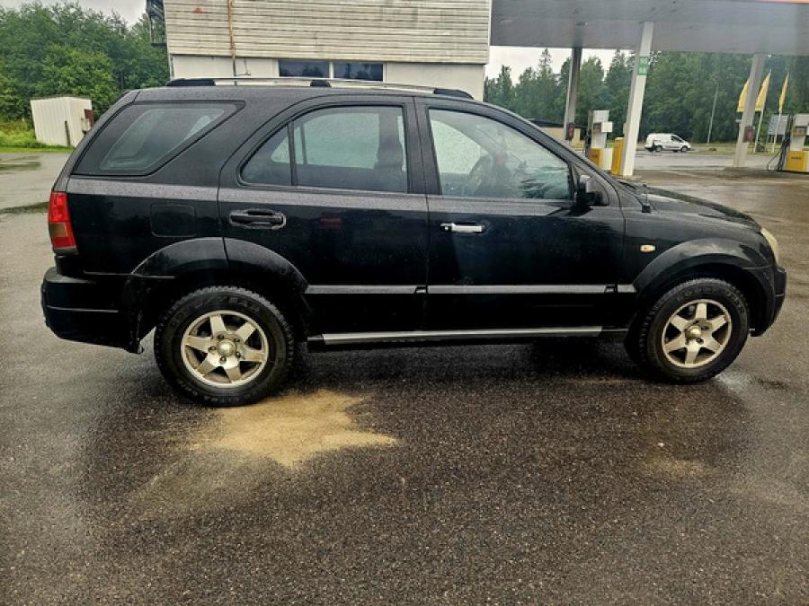 Black Kia Sorento 2005 in Rapla, with an engine capacity of 0.00 L and mileage of 272 thousand km for 850 €, photo 4 on AUTOMOTO.COM.LV