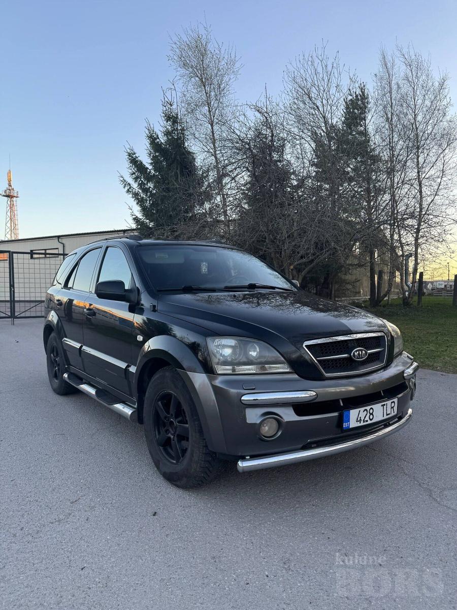 Black Kia Sorento 2006 in Tallinn, with an engine capacity of 2.50 L and mileage of 338 thousand km for 2490 €, photo 1 on AUTOMOTO.COM.LV