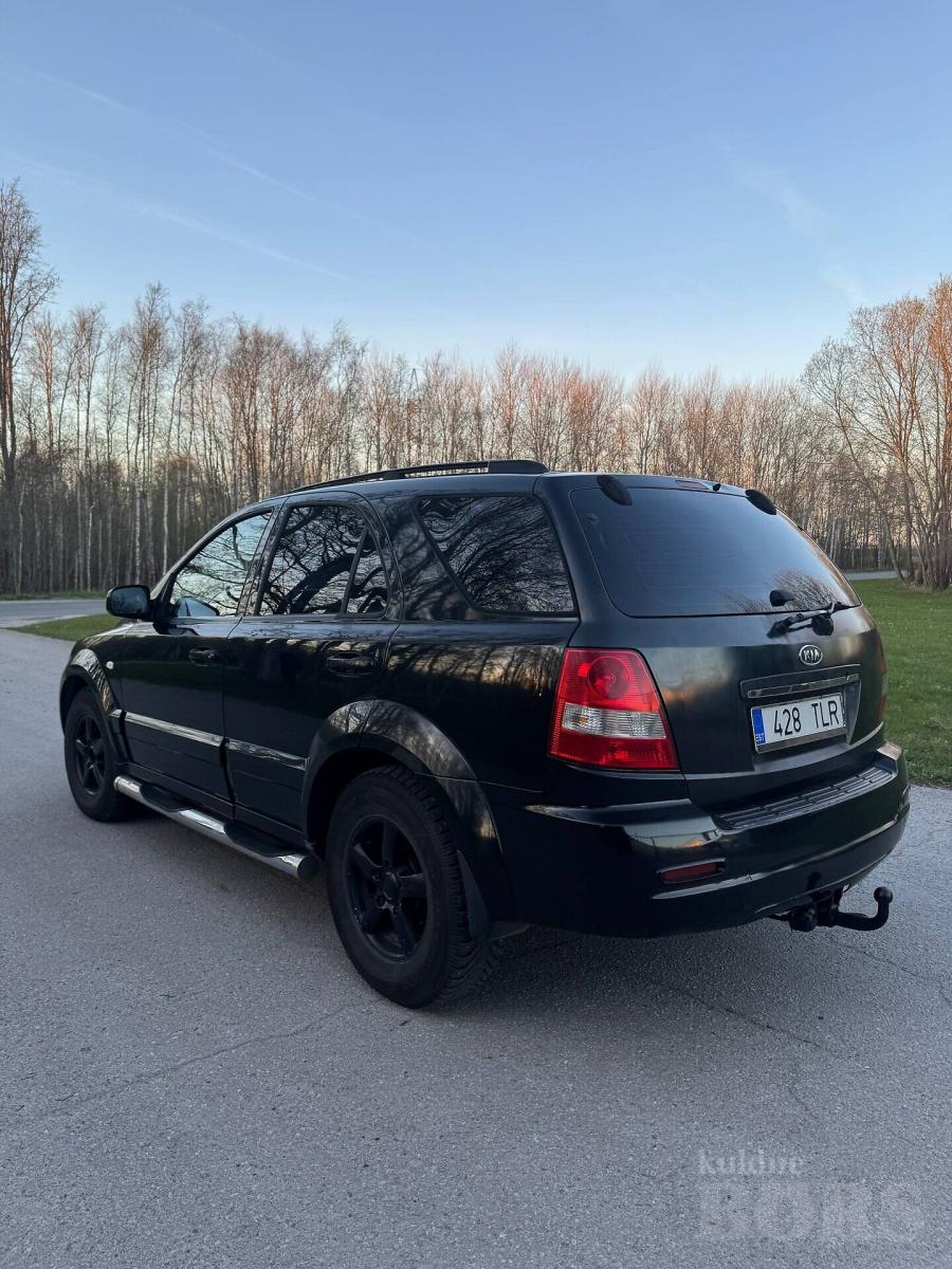 Black Kia Sorento 2006 in Tallinn, with an engine capacity of 2.50 L and mileage of 338 thousand km for 2490 €, photo 5 on AUTOMOTO.COM.LV