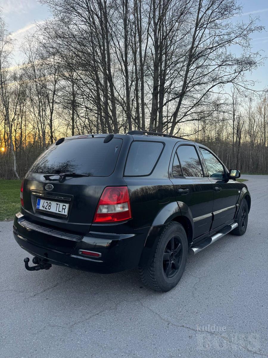 Black Kia Sorento 2006 in Tallinn, with an engine capacity of 2.50 L and mileage of 338 thousand km for 2490 €, photo 6 on AUTOMOTO.COM.LV