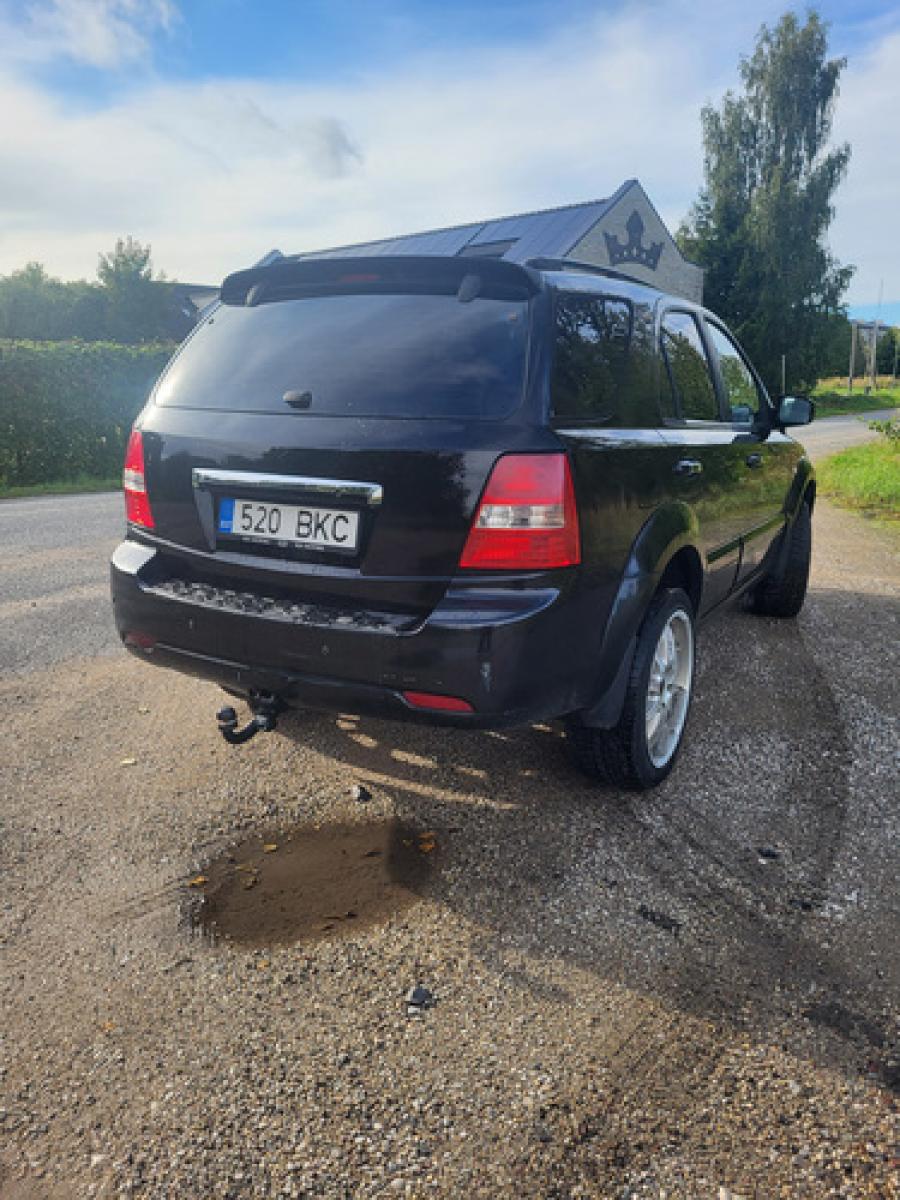 Black Kia Sorento 2006 in Jogeva, with an engine capacity of 2.50 L and mileage of 442 thousand km for 2000 €, photo 5 on AUTOMOTO.COM.LV