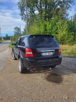 Black Kia Sorento 2006 in Jogeva, with an engine capacity of 2.50 L and mileage of 442 thousand km for 2000 €, photo 13 on AUTOMOTO.COM.LV
