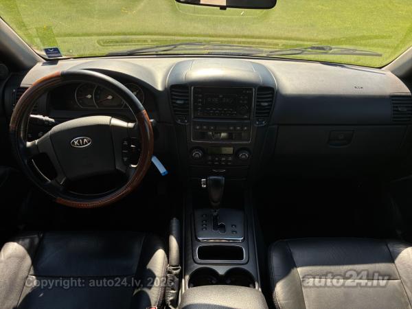 Black Kia Sorento 2007 in Tallinn, with an engine capacity of 2.50 L and mileage of 200 thousand km for 3999 €, photo 5 on AUTOMOTO.COM.LV