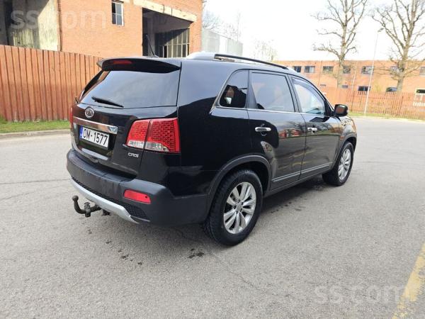 Black Kia Sorento 2011 in Cesis, with an engine capacity of 2.20 L and mileage of 314 thousand km for 6300 €, photo 4 on AUTOMOTO.COM.LV