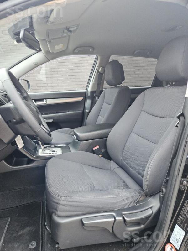 Black Kia Sorento 2011 in Cesis, with an engine capacity of 2.20 L and mileage of 314 thousand km for 6300 €, photo 8 on AUTOMOTO.COM.LV