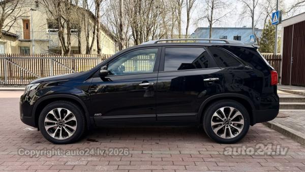 Melns Kia Sorento 2013 Tallina, ar dzinēja tilpumu 2.20 L un nobraukumu 200 tūkst. km par 12990 €, foto 4 vietnē AUTOMOTO.COM.LV