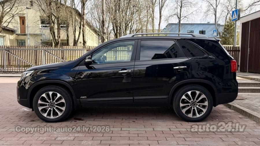 Melns Kia Sorento 2013 Tallina, ar dzinēja tilpumu 2.20 L un nobraukumu 200 tūkst. km par 12990 €, foto 5 vietnē AUTOMOTO.COM.LV