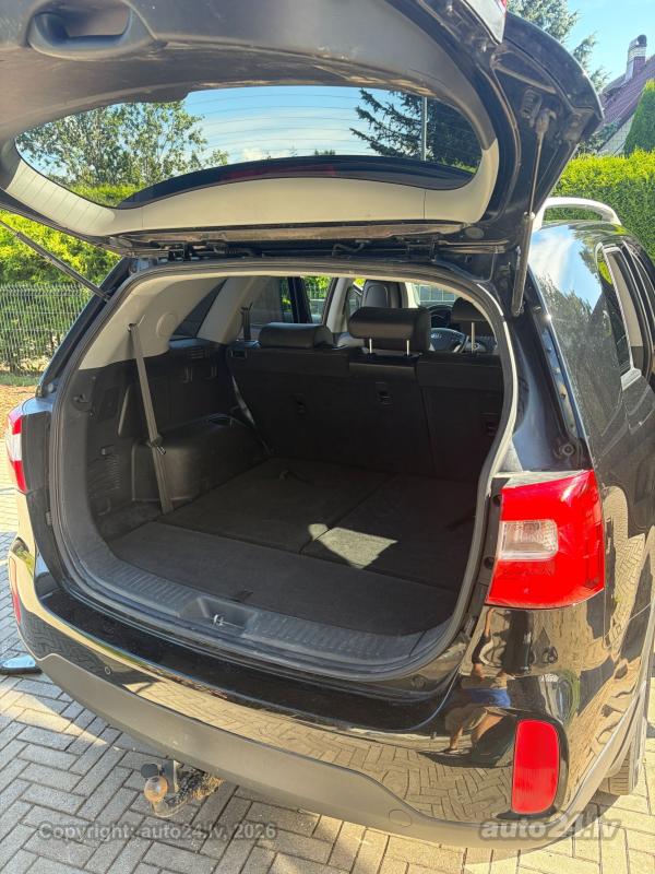 Black Kia Sorento 2013 in Tallinn, with an engine capacity of 2.20 L and mileage of 194 thousand km for 8900 €, photo 5 on AUTOMOTO.COM.LV