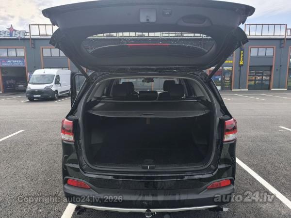 Black Kia Sorento 2015 in Tallinn, with an engine capacity of 2.20 L and mileage of 289 thousand km for 9500 €, photo 5 on AUTOMOTO.COM.LV