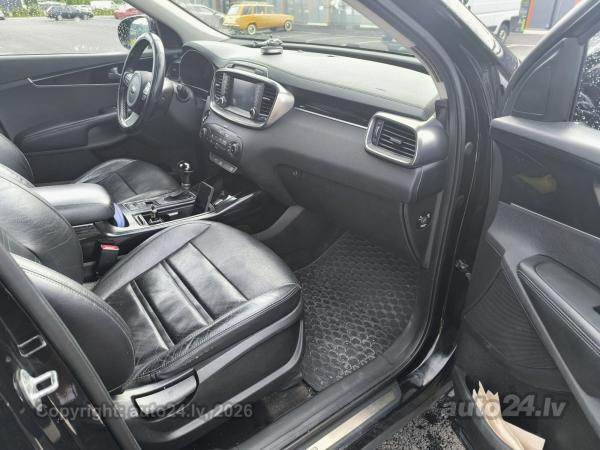 Black Kia Sorento 2015 in Tallinn, with an engine capacity of 2.20 L and mileage of 289 thousand km for 9500 €, photo 6 on AUTOMOTO.COM.LV
