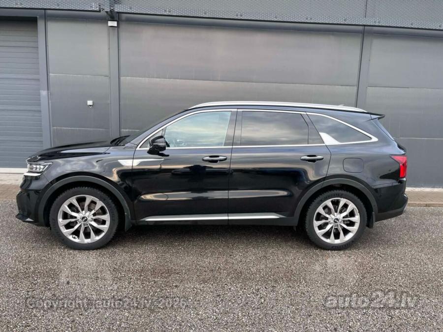 Black Kia Sorento 2021 in Tartu, with an engine capacity of 2.20 L and mileage of 102 thousand km for 31900 €, photo 3 on AUTOMOTO.COM.LV