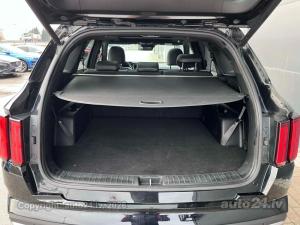 Black Kia Sorento 2021 in Tartu, with an engine capacity of 2.20 L and mileage of 102 thousand km for 31900 €, photo 5 on AUTOMOTO.COM.LV