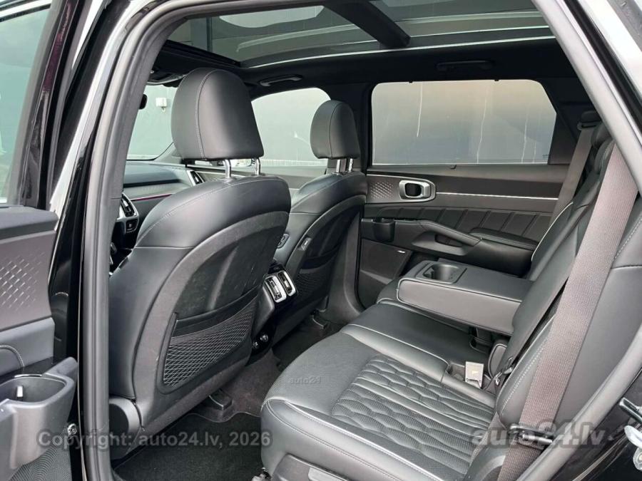 Black Kia Sorento 2021 in Tartu, with an engine capacity of 2.20 L and mileage of 102 thousand km for 31900 €, photo 8 on AUTOMOTO.COM.LV