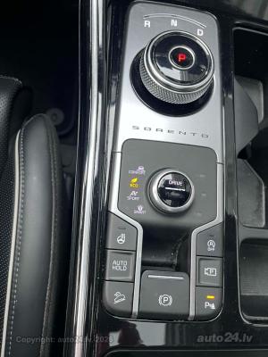 Black Kia Sorento 2021 in Tartu, with an engine capacity of 2.20 L and mileage of 102 thousand km for 31900 €, photo 10 on AUTOMOTO.COM.LV