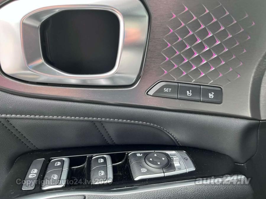 Black Kia Sorento 2021 in Tartu, with an engine capacity of 2.20 L and mileage of 102 thousand km for 31900 €, photo 13 on AUTOMOTO.COM.LV