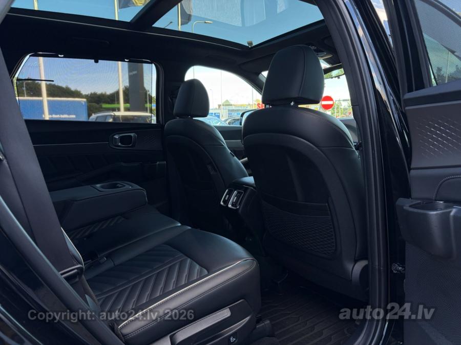 Black Kia Sorento 2024 in Tallinn, with an engine capacity of 2.20 L and mileage of 133 thousand km for 44900 €, photo 6 on AUTOMOTO.COM.LV
