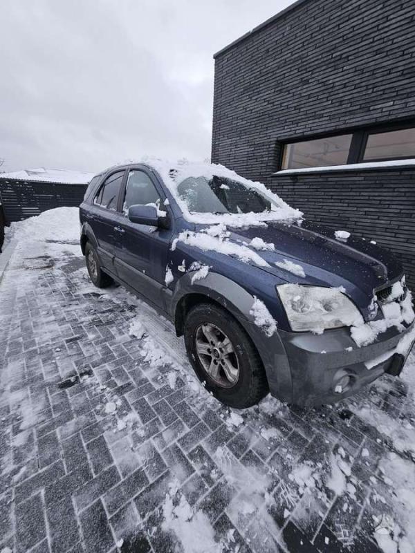 Blue Kia Sorento 2004 in Vilnius, with an engine capacity of 2.50 L and mileage of 224 thousand km for 1450 €, photo 3 on AUTOMOTO.COM.LV