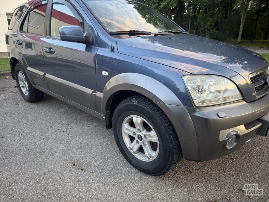 Blue Kia Sorento 2004 in Radviliskis, with an engine capacity of 2.50 L and mileage of 170 thousand km for 2650 €, photo 3 on AUTOMOTO.COM.LV