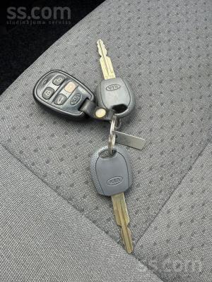 Zils Kia Sorento 2006 Saldus, ar dzinēja tilpumu 2.50 L un nobraukumu 194 tūkst. km par 3330 €, foto 24 vietnē AUTOMOTO.COM.LV