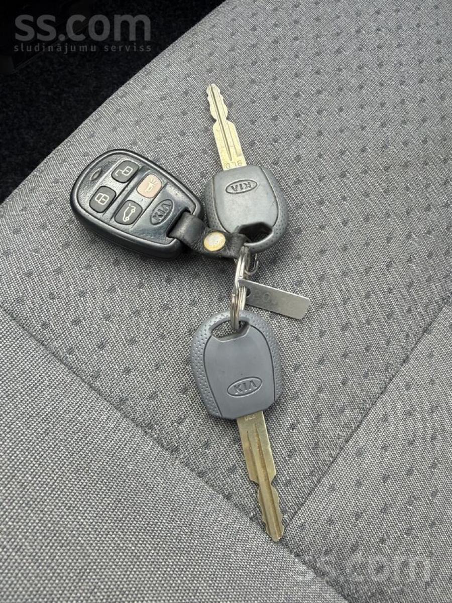Zils Kia Sorento 2006 Saldus, ar dzinēja tilpumu 2.50 L un nobraukumu 194 tūkst. km par 3330 €, foto 24 vietnē AUTOMOTO.COM.LV