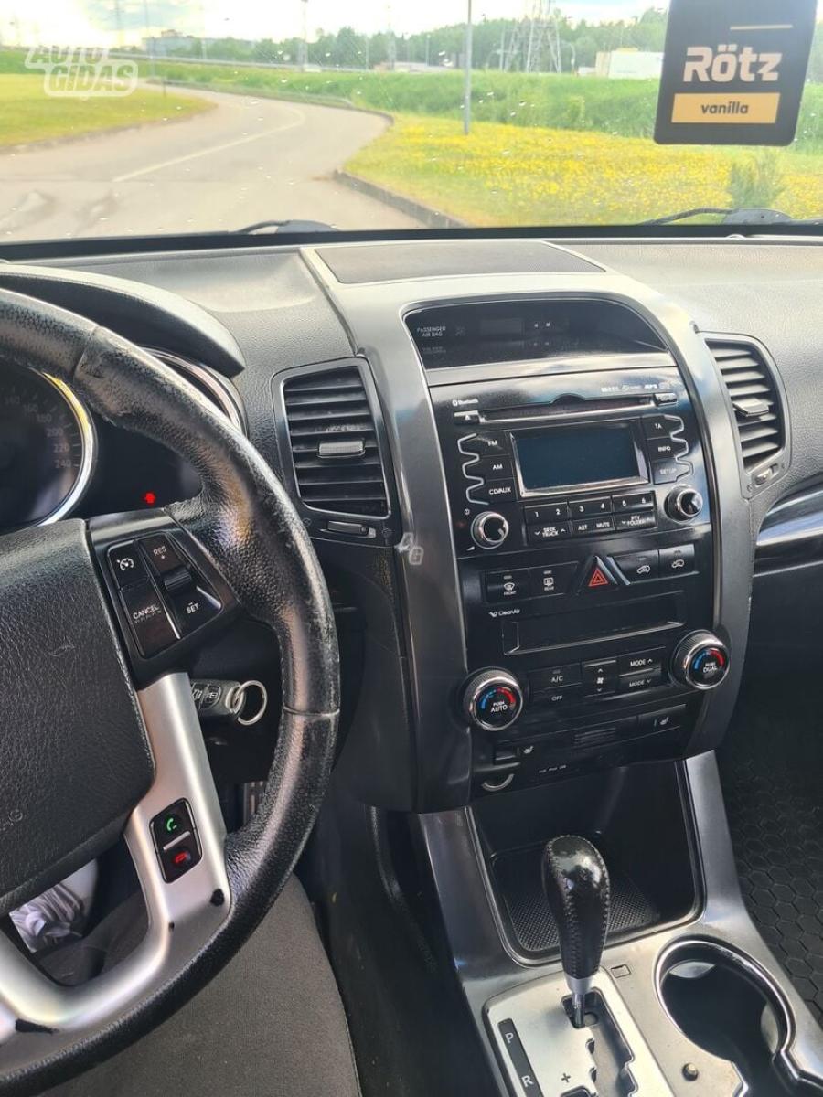 Blue Kia Sorento 2011 in Siauliai, with an engine capacity of 2.20 L and mileage of 320 thousand km for 5200 €, photo 11 on AUTOMOTO.COM.LV