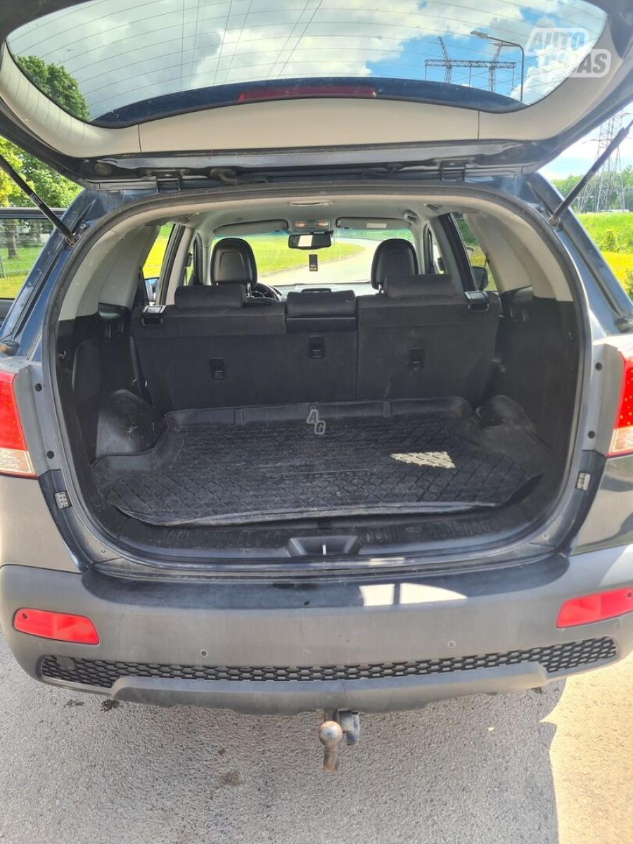 Blue Kia Sorento 2011 in Siauliai, with an engine capacity of 2.20 L and mileage of 320 thousand km for 5200 €, photo 13 on AUTOMOTO.COM.LV