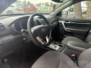 Zils Kia Sorento 2011 Rīga, ar dzinēja tilpumu 2.20 L un nobraukumu 0 tūkst. km par 5990 €, foto 10 vietnē AUTOMOTO.COM.LV