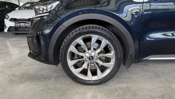 Blue Kia Sorento 2021 in Riga, with an engine capacity of 2.20 L and mileage of 105 thousand km for 3190000 €, photo 6 on AUTOMOTO.COM.LV