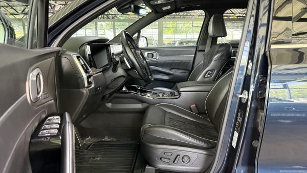 Blue Kia Sorento 2021 in Riga, with an engine capacity of 2.20 L and mileage of 105 thousand km for 3190000 €, photo 9 on AUTOMOTO.COM.LV