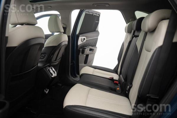 Blue Kia Sorento 2021 in Tallinn, with an engine capacity of 2.20 L and mileage of 172 thousand km for 26999 €, photo 10 on AUTOMOTO.COM.LV