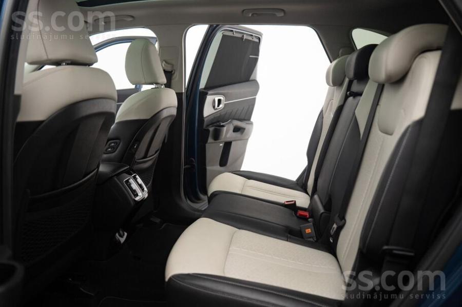Blue Kia Sorento 2021 in Tallinn, with an engine capacity of 2.20 L and mileage of 172 thousand km for 26999 €, photo 11 on AUTOMOTO.COM.LV