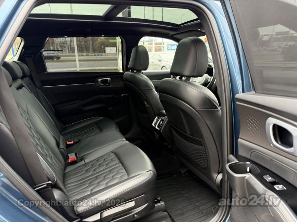 Blue Kia Sorento 2023 in Tallinn, with an engine capacity of 2.20 L and mileage of 89 thousand km for 41900 €, photo 5 on AUTOMOTO.COM.LV