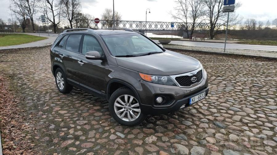 Brown Kia Sorento 2010 in Daugavpils, with an engine capacity of 2.20 L and mileage of 246 thousand km for 3500 €, photo 1 on AUTOMOTO.COM.LV