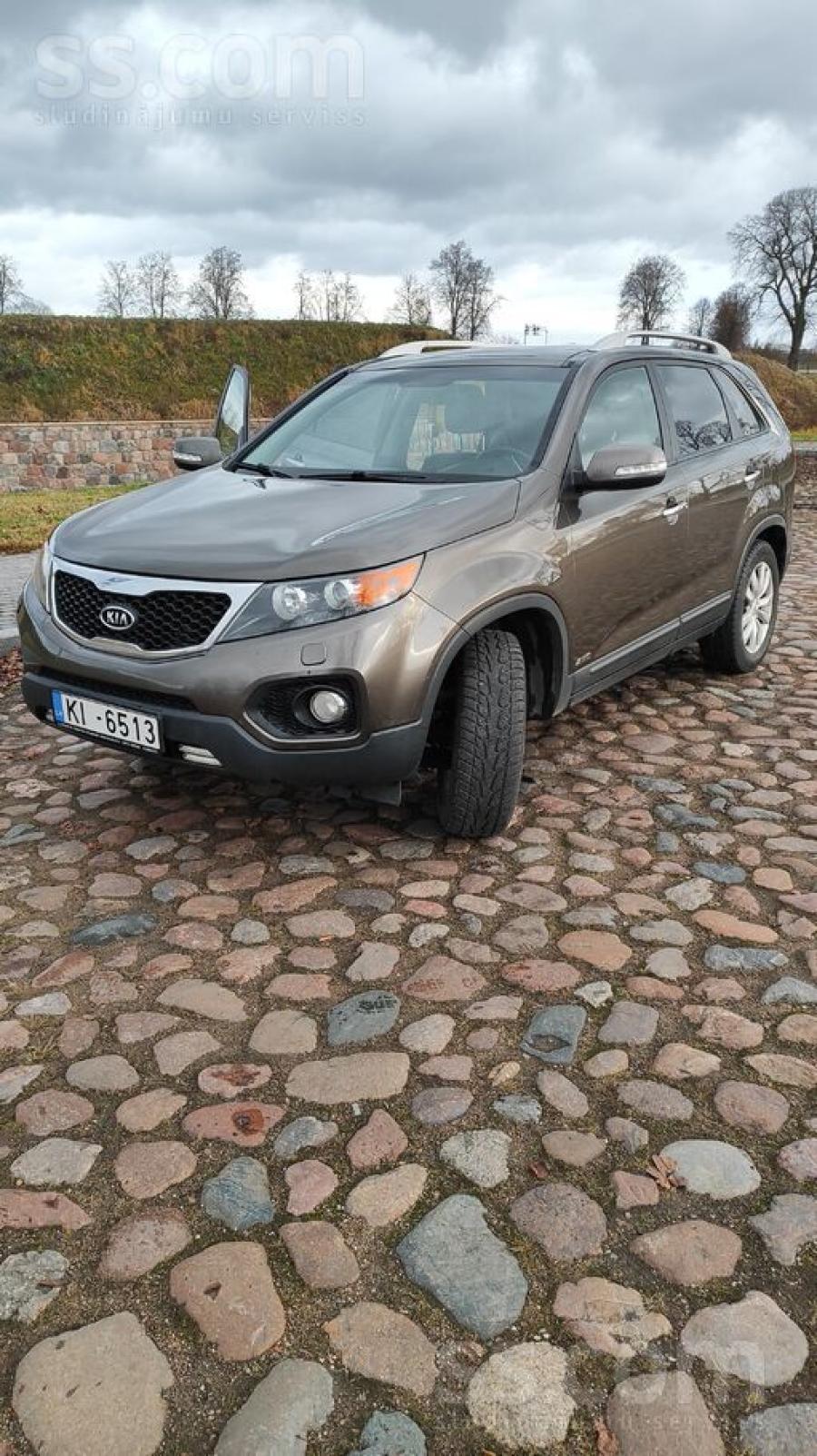 Brown Kia Sorento 2010 in Daugavpils, with an engine capacity of 2.20 L and mileage of 246 thousand km for 3500 €, photo 3 on AUTOMOTO.COM.LV