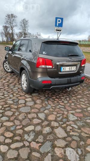 Brown Kia Sorento 2010 in Daugavpils, with an engine capacity of 2.20 L and mileage of 246 thousand km for 3500 €, photo 5 on AUTOMOTO.COM.LV