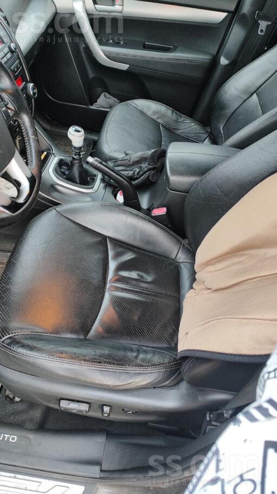Brown Kia Sorento 2010 in Daugavpils, with an engine capacity of 2.20 L and mileage of 246 thousand km for 3500 €, photo 10 on AUTOMOTO.COM.LV