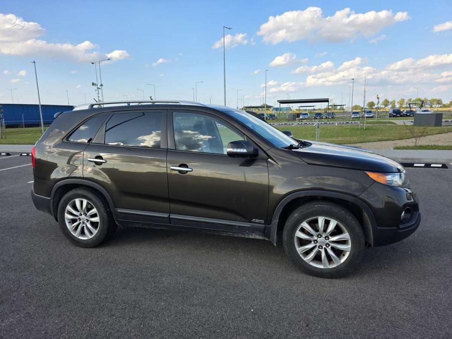 Brown Kia Sorento 2010 in Marijampole, with an engine capacity of 2.20 L and mileage of 265 thousand km for 4400 €, photo 1 on AUTOMOTO.COM.LV