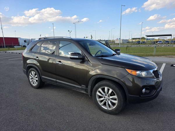 Brown Kia Sorento 2010 in Marijampole, with an engine capacity of 2.20 L and mileage of 265 thousand km for 4400 €, photo 2 on AUTOMOTO.COM.LV