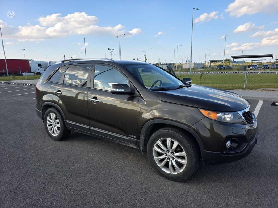 Brown Kia Sorento 2010 in Marijampole, with an engine capacity of 2.20 L and mileage of 265 thousand km for 4400 €, photo 3 on AUTOMOTO.COM.LV