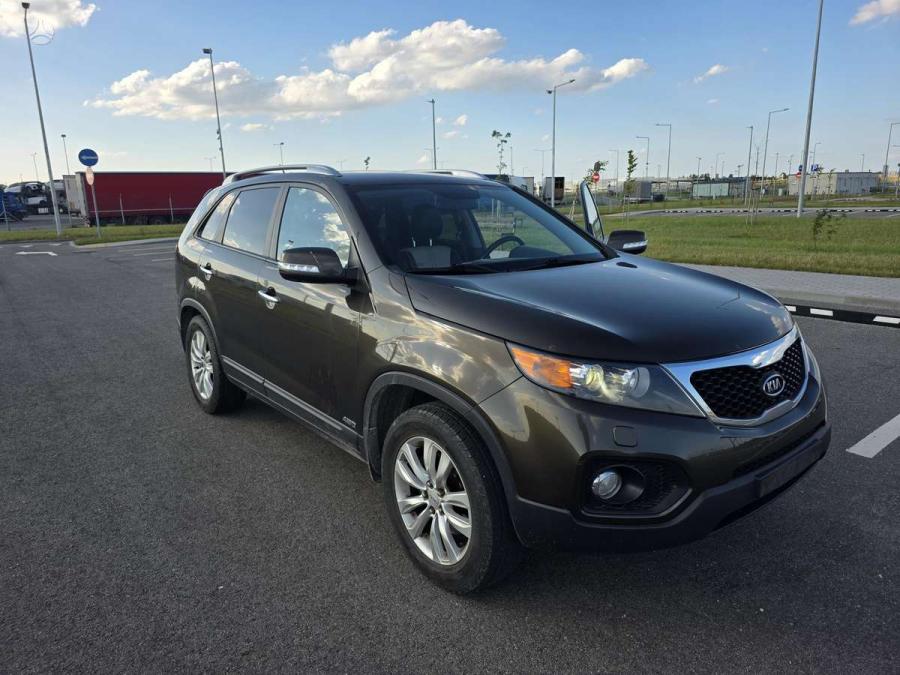 Brown Kia Sorento 2010 in Marijampole, with an engine capacity of 2.20 L and mileage of 265 thousand km for 4400 €, photo 4 on AUTOMOTO.COM.LV