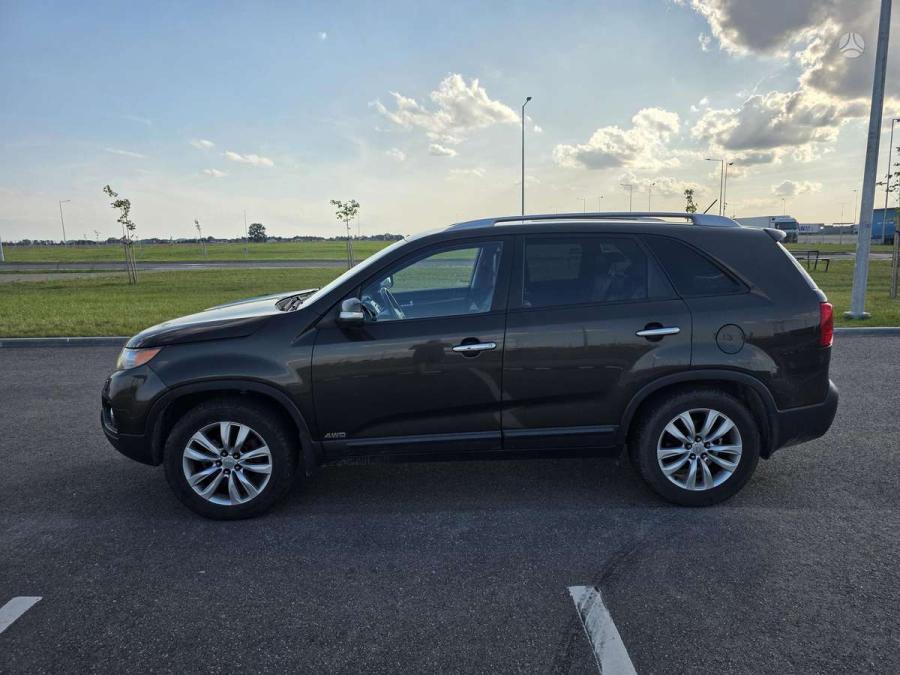 Brown Kia Sorento 2010 in Marijampole, with an engine capacity of 2.20 L and mileage of 265 thousand km for 4400 €, photo 9 on AUTOMOTO.COM.LV