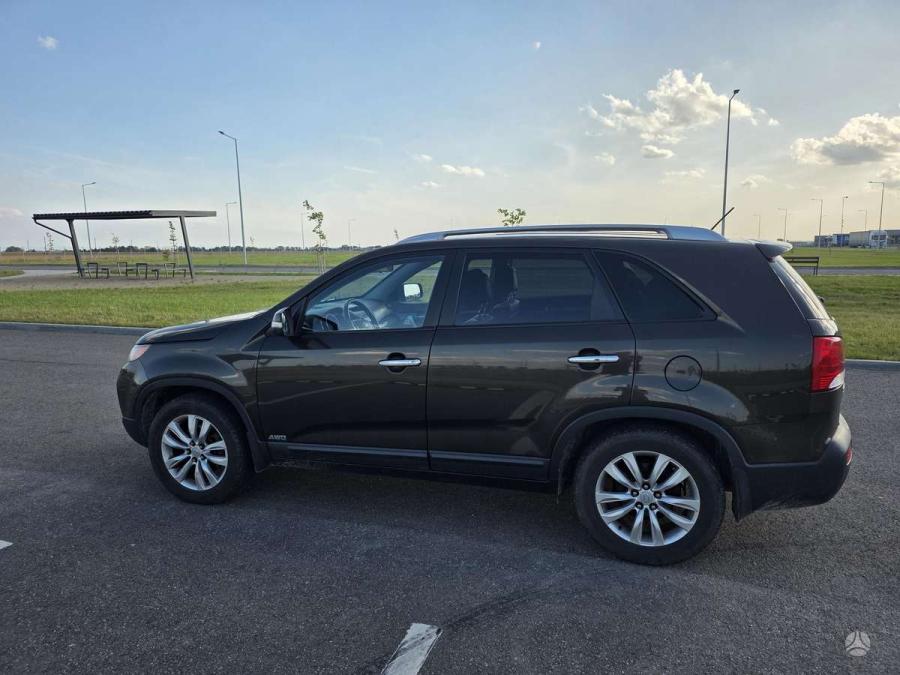 Brown Kia Sorento 2010 in Marijampole, with an engine capacity of 2.20 L and mileage of 265 thousand km for 4400 €, photo 10 on AUTOMOTO.COM.LV