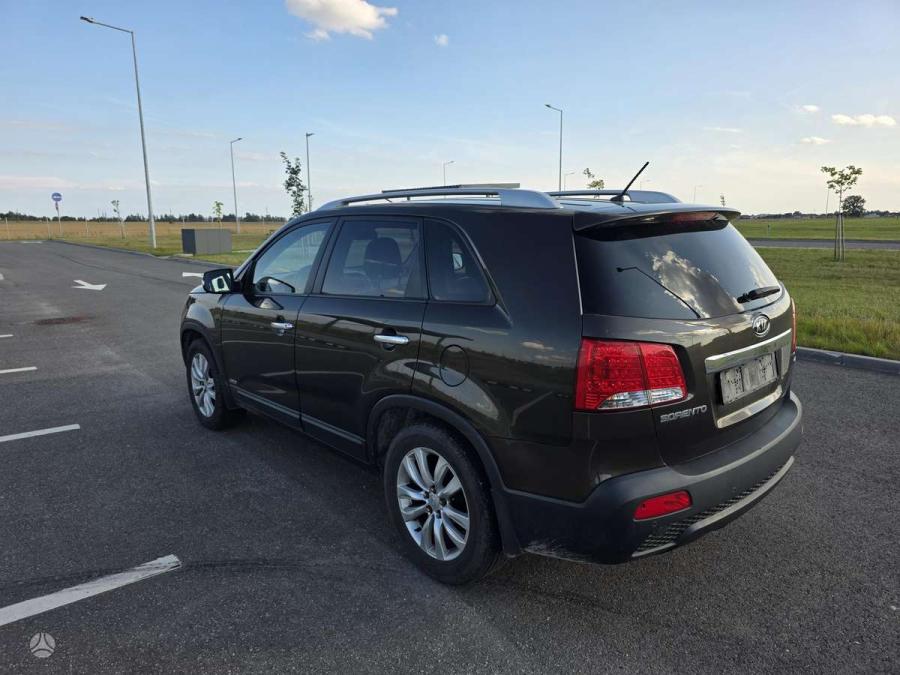 Brown Kia Sorento 2010 in Marijampole, with an engine capacity of 2.20 L and mileage of 265 thousand km for 4400 €, photo 12 on AUTOMOTO.COM.LV