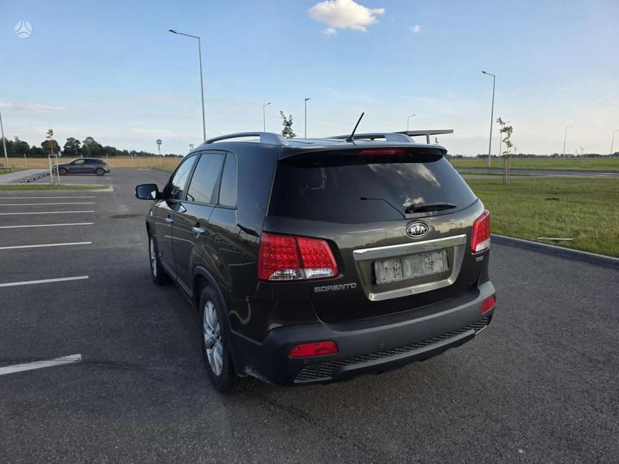Brown Kia Sorento 2010 in Marijampole, with an engine capacity of 2.20 L and mileage of 265 thousand km for 4400 €, photo 13 on AUTOMOTO.COM.LV