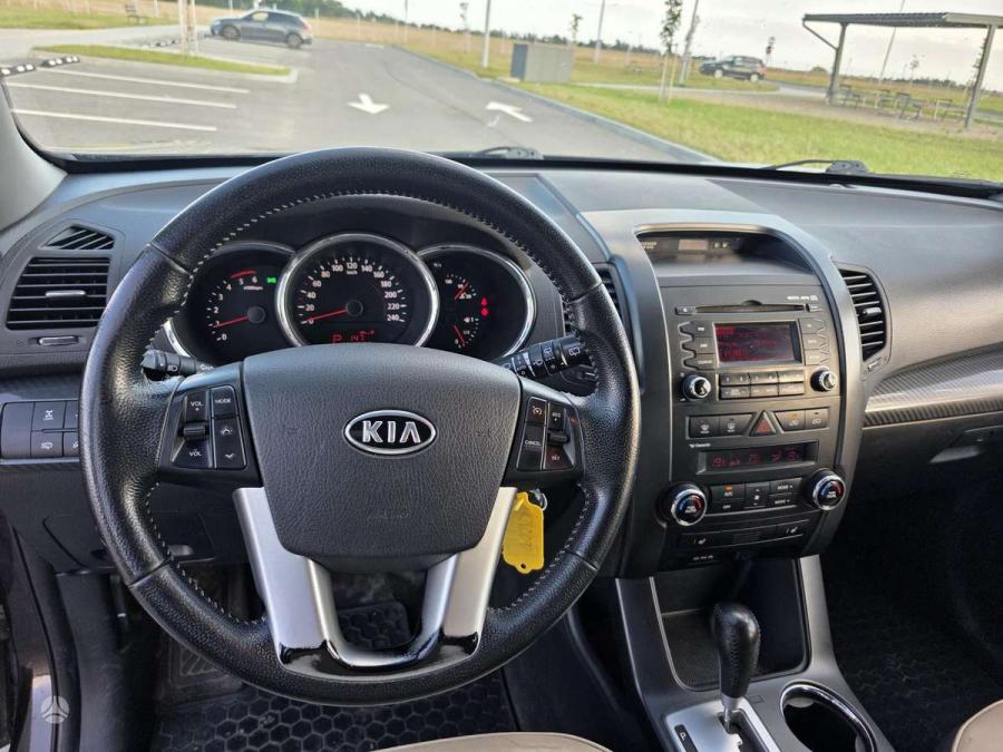 Brown Kia Sorento 2010 in Marijampole, with an engine capacity of 2.20 L and mileage of 265 thousand km for 4400 €, photo 22 on AUTOMOTO.COM.LV